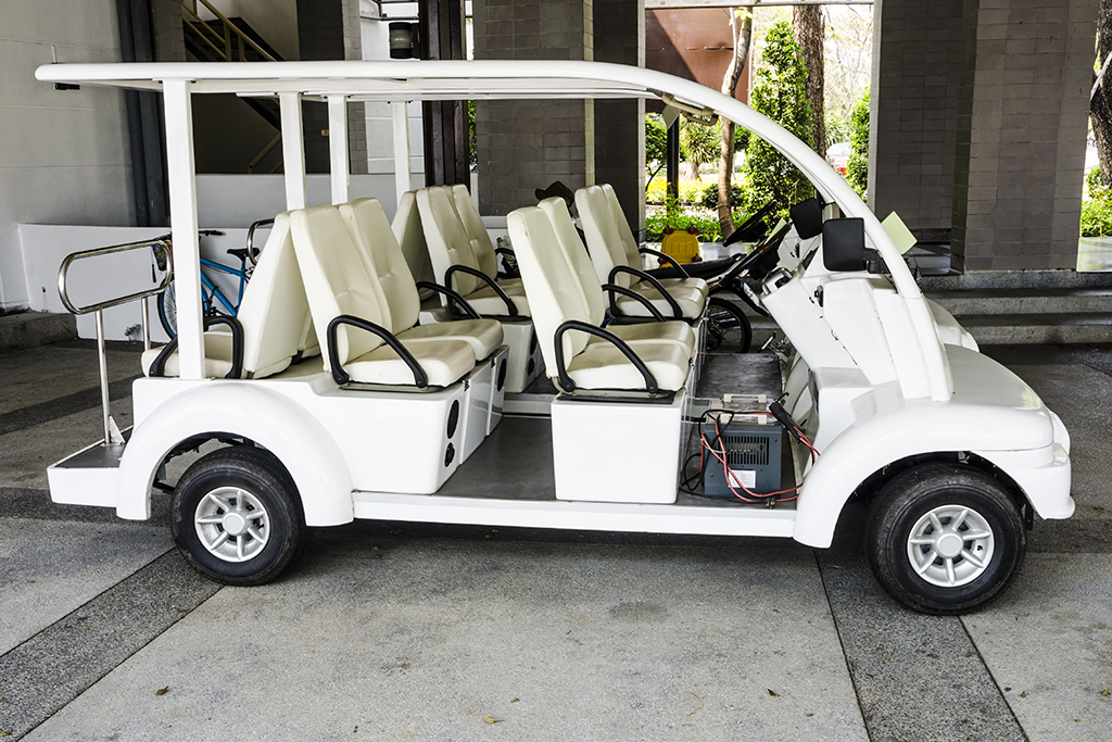 Do’s and Don’ts of Driving a Golf Cart - Golf Cart Attorney